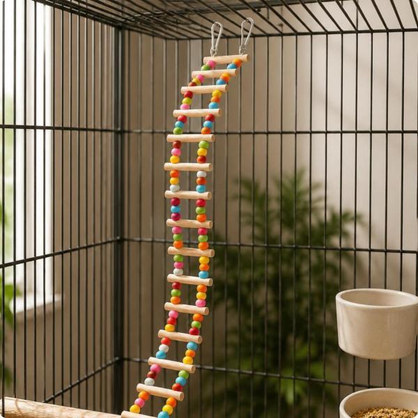 【基詳細報】: ペット用品として使える鳥用はしごで、パラソンや同様の小型ペットバード向けに作られた木製インコはしごです。ケージ内に取り付けて、日常の遊びや移動のきっかけになります。【素材】: 天然の松材を使ったビーズ付き木製はしごで、木の質...