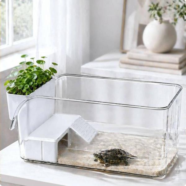 【高透明アクリル】: ペット用品として見た目の美しさを重視した透明度の高い飼育ケースで、中のカメやレイアウトがよく見えるクリアなデザインです。【水陸一体設計】: 水槽の中に陸場と水場をまとめた亀飼養殖水槽で、カメが泳ぐ・休む・登るといった動...