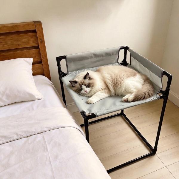 説明: [ベッドサイド窓辺用ペット猫ベッド]ペットの落下を防ぐ頑丈なガードレール設計が特徴で.猫がベッドのそばで休んでいる間も安全を確保します. [快適性]通気性の良いオックスフォード生地を使用し.地面から少し高い位置に設置することで.ペッ...