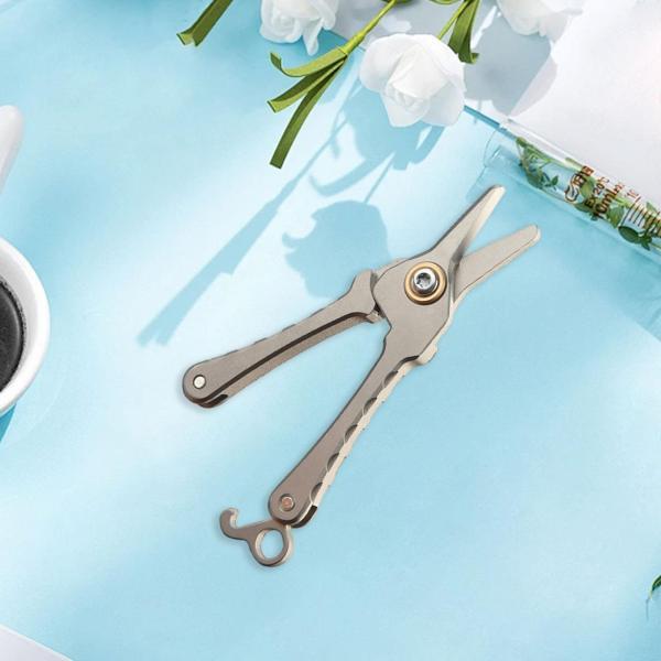 説明:[高品質素材]: 高品質のチタン合金で作られたこのミニハサミは.耐摩耗性と頑丈さを兼ね備えた設計で.繰り返し使用しても丈夫さを保ち.形状を維持します.[多機能機能]: 多機能デザインが特徴です.便利な留め金付きで.このトラベルハサミは...