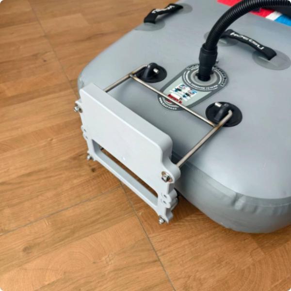 【製品概要】: 船舶部品として使える船外機ブラケットで、インフレータブルボートやフィッシングボートの?板に取り付けて、モーターを安定して支えるためのマウント金具です。【主な機能】: 船外機クランプブラケットの構造で、オールやパドルボード、カ...