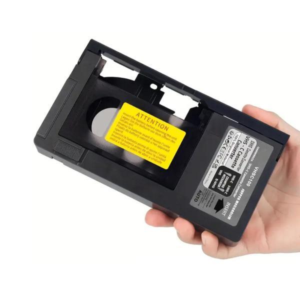 説明:[素材]: VHS Cカセットアダプターはプラスチック素材で作られており.丈夫で耐摩耗性があり.長期的なパフォーマンスと信頼性を保証します. [機能]: このテープコンバーターを使用すると.標準のVHSビデオプレーヤーを使用して大切な...