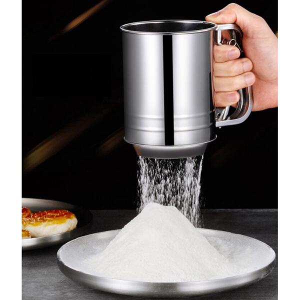 説明:ステンレス鋼製で.環境に優しく.防錆性があり.耐久性があります.操作が簡単で.ふるいは握りやすいハンドルが付いています.小麦粉.粉砂糖.その他のベーキング材料をふるいにかけるのに適しています.お手入れも簡単で.水に入れるだけで洗えます...