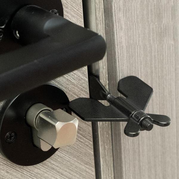 説明:高品質のステンレス鋼素材でできており.耐久性があります.工具を必要とせずに数秒で取り付けられるポータブルドアロック.取り付けが簡単で便利:盗難防止ドアストッパーは工具なしで数秒で取り付けることができます自宅で使用するか.旅行.アパート...