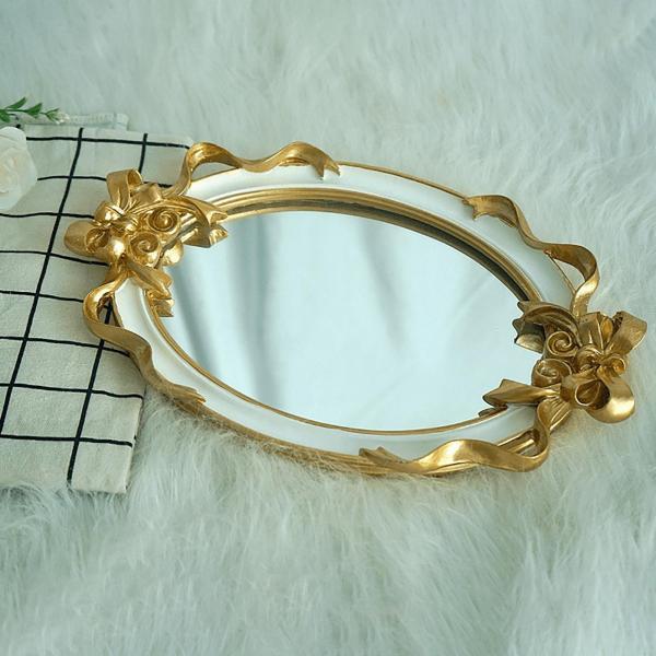 説明:あなたの毎日の必需品を保管するために作られ.魅力的で便利です.ジュエリートレイ.装飾トレイ.バスルームバニティトレイ.エレガントでスタイリッシュなジュエリーやアクセサリーを整理することもできます.ミラーボトムとゴールド仕上げのデザイン...