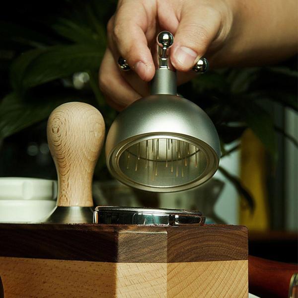 説明:曲がったり折れたりせず.錆びにくく.お手入れも簡単なステンレス鋼とアルミ合金素材.高さはクロスハンドルで調整でき.布粉の効率を向上させます.エスプレッソ攪拌ツールは.フィルター内のコーヒーを均等に分散させて.より均一な抽出とより良いエ...