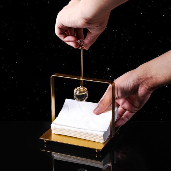 説明:[デザイン]:金属トレイ.頑丈なハンドル.スタイリッシュな加重アームで設計されたデスクトップナプキンホルダーは.ディナーテーブルの美しいセンターピースになります.[素材]: ナプキンディスペンサー 耐摩耗性鉄製.5.31インチx12....