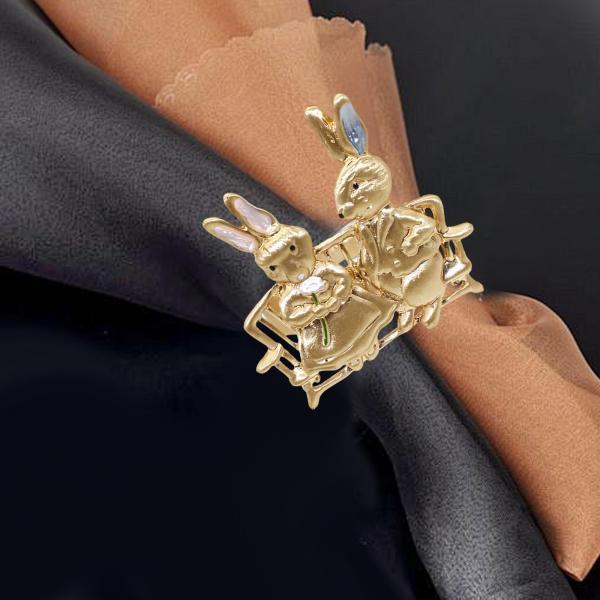 説明:[耐久性のある素材]: イースターウサギのナプキンリングは合金素材で作られており.強くて耐久性があり.耐摩耗性があり.壊れにくいです.[絶妙でエレガント]:ナプキンホルダーは精巧に作られ.より質感が高く.テーブルセッティングに高貴で絶...