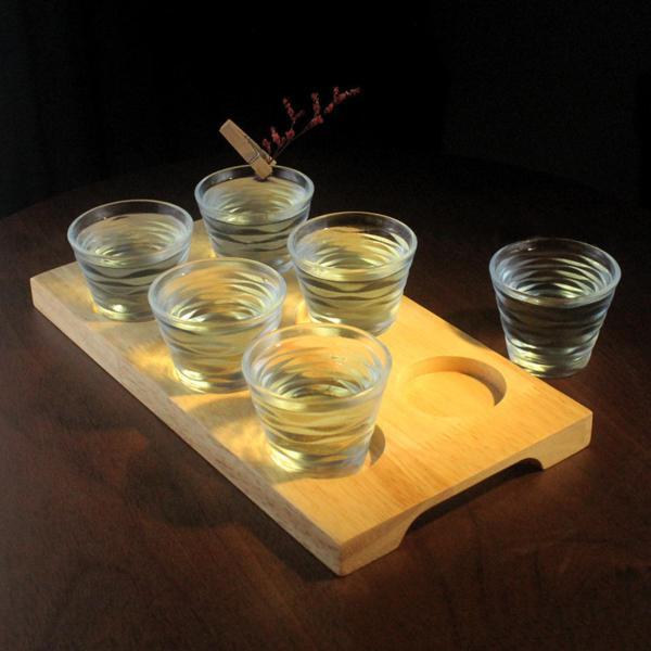 説明:[多用途なデザイン]ワイングラスやショットグラスを最大6個収納でき.ワインの試飲.カクテルパーティー.その他の集まりに最適です. [頑丈な構造]無垢材で作られたこのホルダーは.ワイングラスをしっかりと所定の位置に保持し.こぼれや破損を...