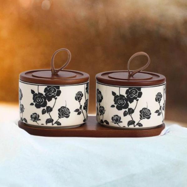 説明:[用途]: 茶葉用の磁器製ティーキャニスターは.セラミックと竹で作られており.上質な釉薬仕上げで美しくエレガントです. [デザイン]: 蓋付きのジャーは滑らかなバラの花柄のデザインが特徴で.セラミックジャーはきちんとした細かい仕上がり...