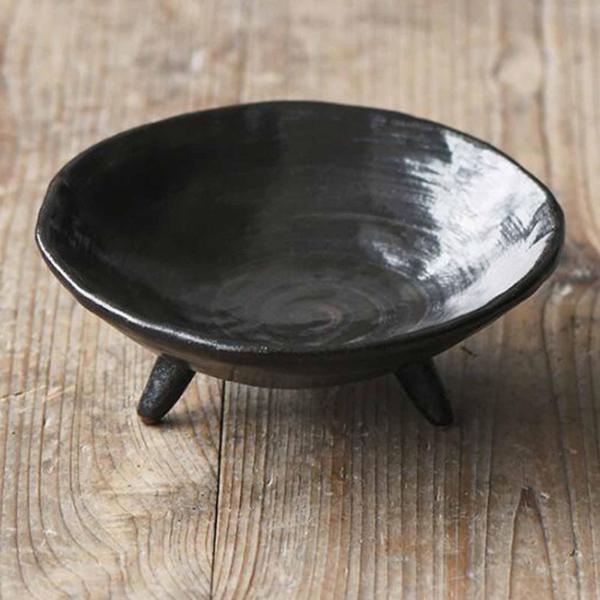 説明: [ユニークなデザインと素材]: この台座プレートは.手作りの素朴なセラミック素材と3本の脚の形状が特徴で.どんな環境でも際立つユニークな美しさを提供します. [多用途]: この脚付きプレートは.リビングルーム.ダイニングエリア.応接...