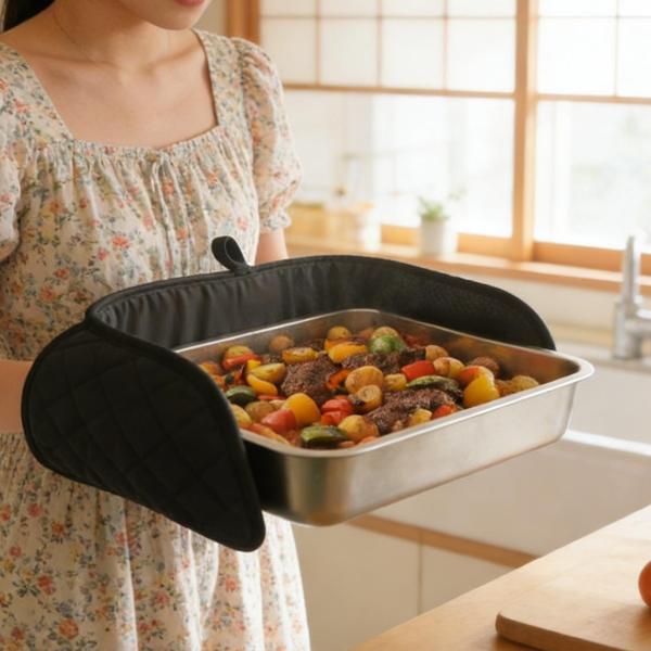 説明: [完全保護]特長であるこの黒いシリコン製オーブンミットは.非常に長いデザインで.手と腕を包括的にカバーし.調理.ベーキング.グリル中に熱や飛び散りから効果的に保護します. [快適な素材]ポリコットンとシリコンの混紡素材で作られたこの...