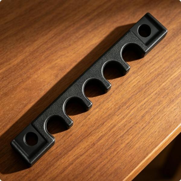 【基本品報】: 自着式キューストリップとして使える、くぼみ付きのビリヤードキューレストです。キューを安定して置くスポーツ用品として、台上での扱いを整えやすい構成です。【素材】: やわらかなゴム製キューホルダーで、キューを受け止める部分に適度...