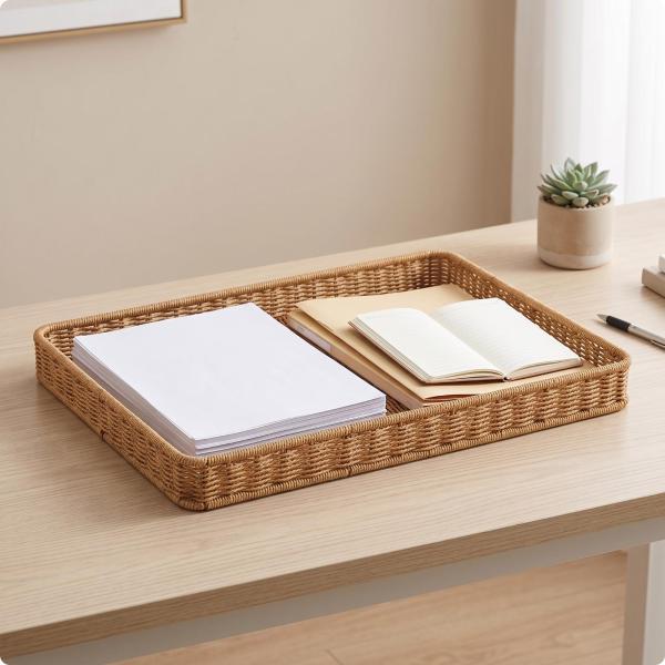 【商品概要】: 温かみのあるライトブラウンのカラーが特徴の、長方形に丁寧に編み込まれたラタン調トレイです。お部屋の雰囲気を損なうことなく、にインテリアに溶け込みます。【機能性】: デスクの上や棚の中をすっきりと片付けるための整理トレイとして...