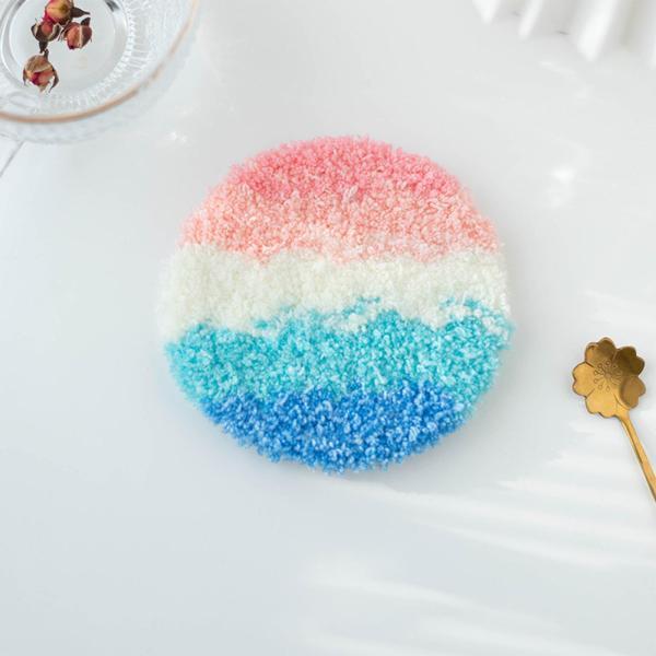 説明:パンチニードルコースターキットには.刺〓に必要なすべてのツールが含まれています.このセットだけで.かわいらしい刺〓コースターを仕上げることができます.パッケージの内容:刺〓フープ.毛糸.模様のある綿布.刺〓道具.布には色のついた模様が...