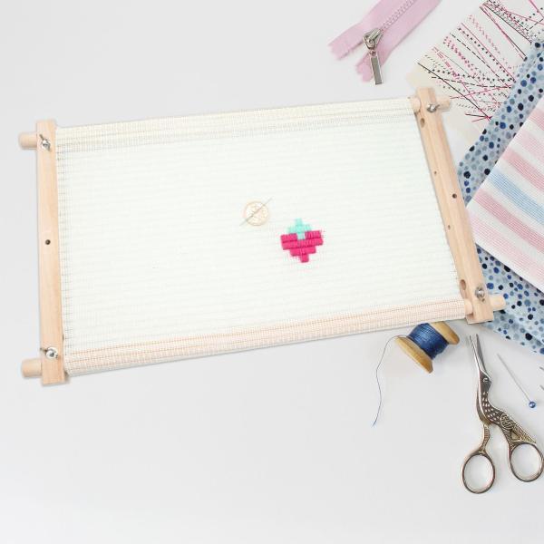 説明:この刺繍フレームは.耐久性と安定性に優れた高品質のPP素材で作られています.刺繍タペストリーの掛け軸は.ハードで自然な滑らかな風合い.軽量なので持ち運びや使用が簡単なのが特徴です.このシンプルな刺繍フレームには柔軟なクリップが付いてお...