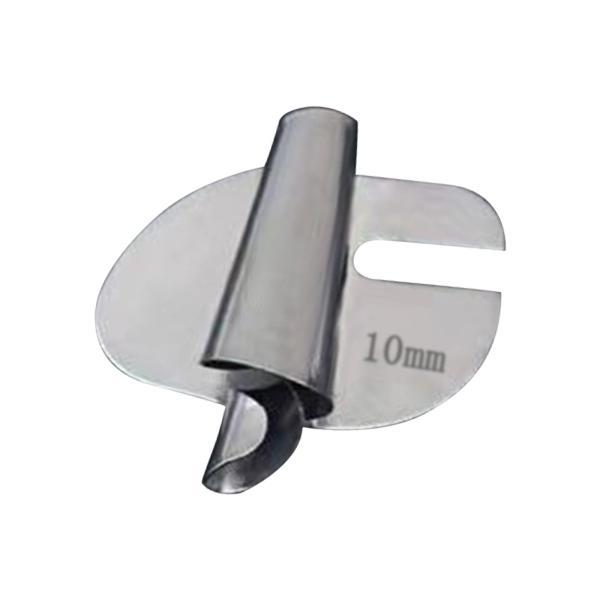 説明:[ソーイングロールヘマーフット]ソーイングロールヘマーフットは.ヘミングプロジェクトの生地を簡単かつ迅速に掴むことができます.[高品質]縫製ロールドヘマーフットは高級鉄素材で作られており.頑丈で耐久性があり.軽量で長時間使用できます....