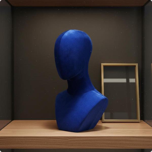 【基詳細報】: ベルベット調マネキンヘッドとして、帽子店やアクセサリー店の売り売り場構成に使いやすい頭部トルソーです。やわらかな起毛感があり、商品を上品に見せながらディスプレイ用品として存在感を出せます。【機能】: 帽子展示用ヘッドマネキン...