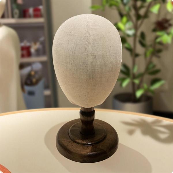 【製品概要】: 店舗やご自宅での展示に最適な、布張り仕様の子供用ヘッドマネキンです。【主な機能】: 帽子やウィッグ、ヘッドウェア、アクセサリー類を美しく見せるための専用マネキンヘッドとして機能します。【特徴】: 発泡スチロール製の頭部フォー...