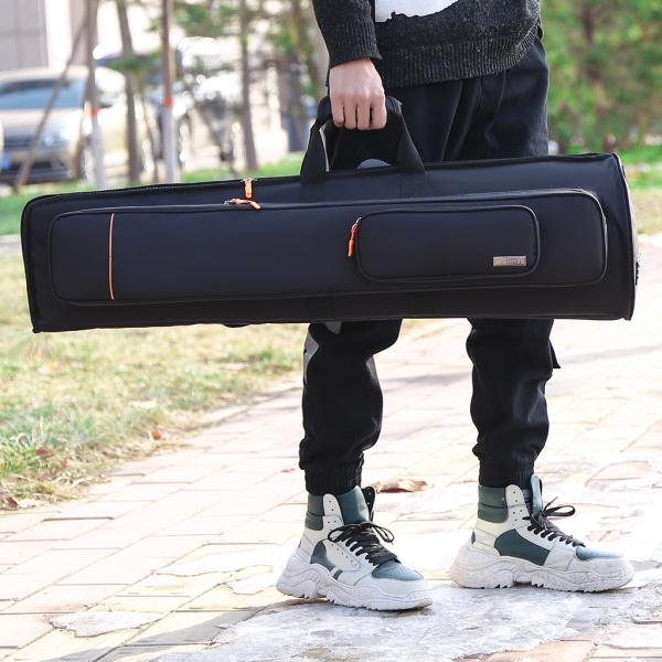 説明:軽量で剛性の高いEPSフォームフレーム.頑丈なオックスフォードファブリックの外装.高品質のプラスチック製ハードウェア.16mmのパールコットンを詰めました.パッド入りハンドルラップ.便利な地下鉄ロープハンドルを備えたデュアルコードハン...