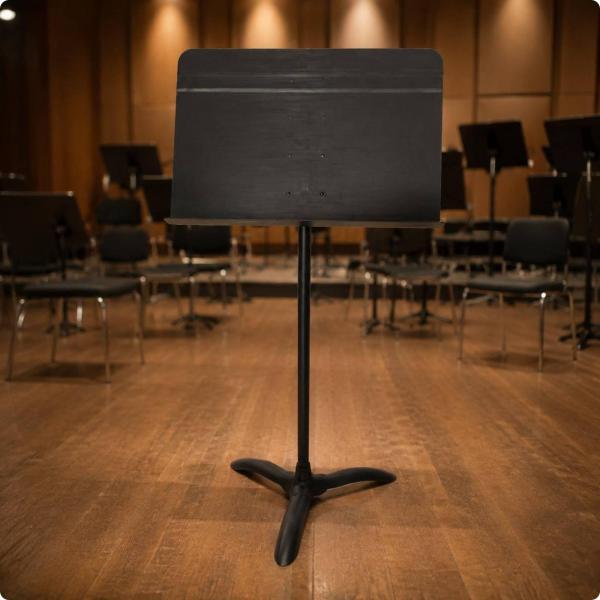 【素材】: 音楽用品として使いやすい金属製の譜面台で、しっかりした作りが日常の練習から演奏会まで安定感を支えます。【高さ調節】: 高さ調節できる譜面台なので、立奏でも座奏でも視線に合わせやすく、演奏中の姿勢を整えやすいです。【用途】: 指揮...