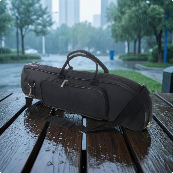 【製品概要】: 大切な楽器をに持ち運ぶために設計された、シックなブラックカラーのトランペット用ギグバッグです。スリムでスマートな形状をしており、無駄のないコンパクトなシルエットが特徴です。【保護機能】: クッション材を内蔵したパッド入り構造...