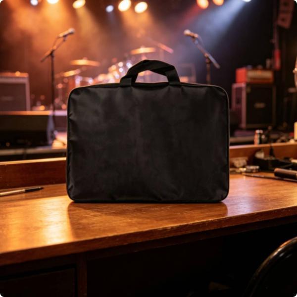 【製品概要】: 楽器演奏や練習に欠かせないアイテムをスマートにまとめる、シックなブラックカラーの長方形型バッグです。【機能性】: 開閉がスムーズなファスナー仕様を採用し、大切な機材をすぐに出し入れできる便利な収納バッグとして活躍します。【耐...