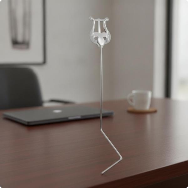 【製品概要】: 楽器に直接取り付けて使用できる、シンプルでスマートなシルバーカラーの鉄製ポータブル楽譜ホルダーです。【主な機能】: 演奏中に楽譜や本をしっかりと固定し、ハンズフリーでの閲覧を可能にするクリップ式譜面台として機能します。【製品...