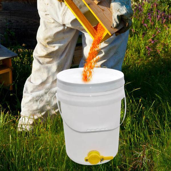 説明:[漏れ防止設計]: このハニーバケツはぴったりフィットする蓋と一体型のハニーゲートを備えており.抽出したハチミツが漏れたりこぼれたりするリスクなく安全に保管できます. [素材]: 厚いPPで作られたこのハニーバケツは.内容物の品質を維...