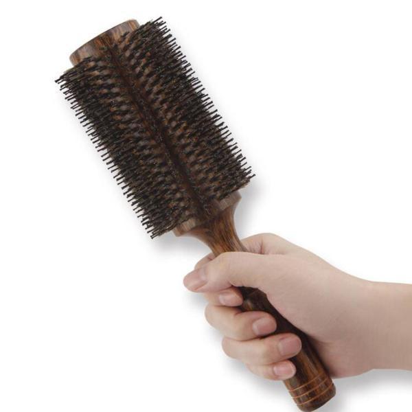 説明:材料:ブラシは.イノシシ剛毛.伸縮性のあるナイロンピン.耐久性のある木から作られています.機能:このラウンドブラシは.髪を吹き飛ばすときにスタイル.音量.カール.波を調整するように設計されています.イノシシ剛毛ブラシは根を刺激してマッ...