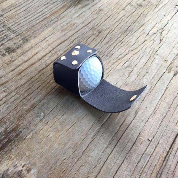 説明:革製のゴルフボールポーチは.丈夫で耐久性があり.柔らかく手触りが快適です.スナップクロージャーデザイン.コース上のゴルフボールとティーへの素早いアクセスレザーゴルフポーチはゴルフボールとティーを収納しますゴルフバッグやベルト.軽量で持...