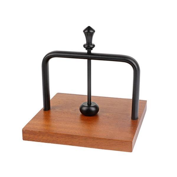 説明:素材とサイズ: 木材とアルミニウム素材で作られており.サイズは 14cm x 14cm x 8.5cm です.このナプキン ホルダーは.ダイニング テーブルやカウンタートップをすっきりと整理整頓します.テーブル用の装飾的なナプキンホル...