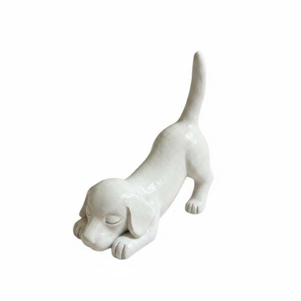 【デザイン】: 伏せポーズの犬をテーマにしたリング付き犬フィギュアで、玄関飾りや棚上のアクセントとして置くだけで空間にやさしい表情を添えます。【用途】: 室内装飾として使いやすい犬の置物で、玄関・リビング・デスク・シェルフなど、さりげなく雰...