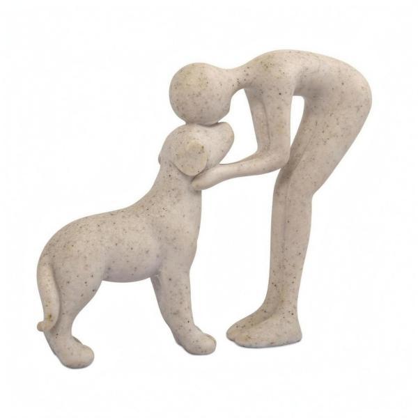 【基本来の感情報】: 犬と人の樹脂像として仕上げられた彫像で、人物と犬が寄り添うような愛情のあるポーズを表現しています。インテリア雑貨として飾りやすい、落ち着いた存在感のあるアイテムです。【デザイン】: 手塗りレジン置物ならではの、丸みのあ...