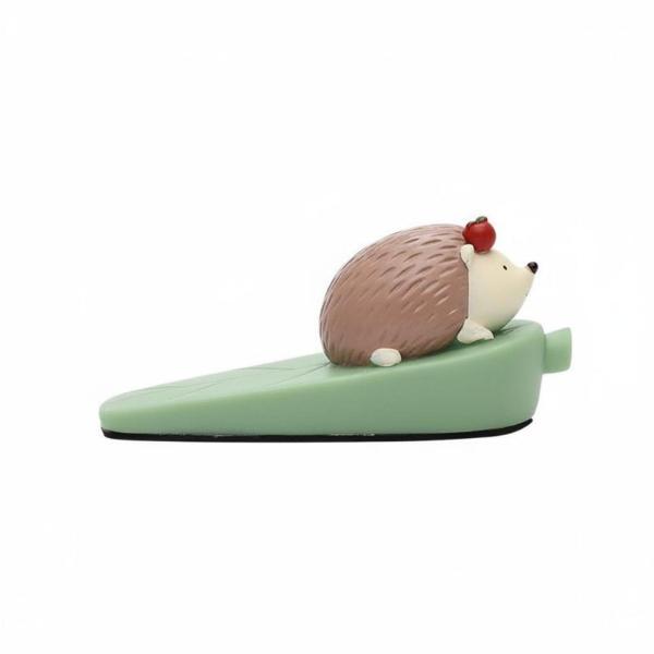 【基詳細情報報】: 毎日の生活に癒しを届ける、可愛らしい動物たちがテーマになったインテリア雑貨です。【主な機能】: ドアの下に差し込むだけで、風による突然の閉まりや指挟みを防ぐ実用的なドアストッパーとして活躍します。【製品の特徴】: 柔らか...