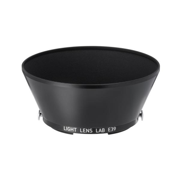 【発売日：2024年02月09日】クラシカルなデザインの真鍮製レンズフードです。加工精度が高く高級感のある仕上がりとなっています。フードの両サイドのボタンを押すことで、レンズのフィルター枠に容易に装着でき、使い勝手にも優れています。# フー...