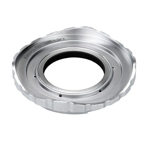 Fotodiox（フォトディオックス）L39-GFXは、ライカL39マウントレンズを富士フイルムＧマウントカメラ（GFX100、GFX50Rなど）に装着するためのマウント変換アダプターです。