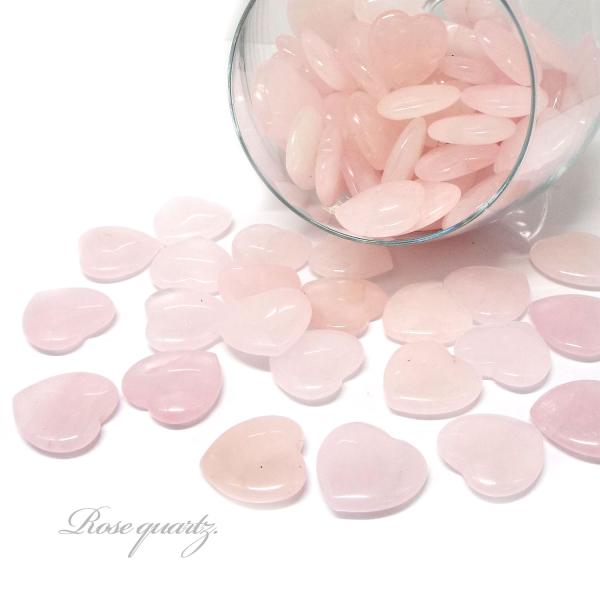 【2000円以上ご購入でネコポス送料・無料キャンペーン中】☆可愛いローズクォーツのハートのタンブル☆愛とやさしさの象徴とされ女性の内なる美しさを輝かせてくれる石ローズクォーツ。女性からの絶大なる人気を博している石のひとつです。ローズクォーツ...