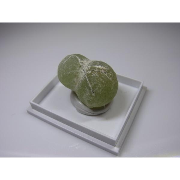 葡萄石PrehniteLOC. Jjouga Benduko Kyoes Maliサイズ：約2×1.5×1.5cmまるで葡萄の果肉ように見える鉱物です。丸いブドウ状の形状で産出します。