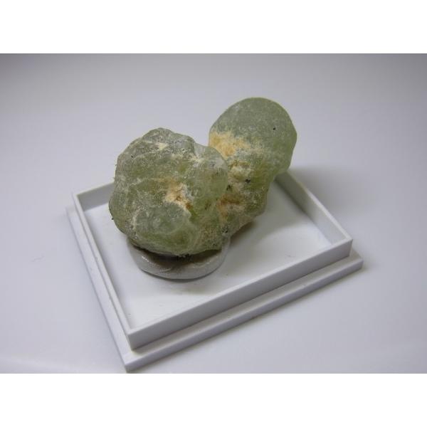 葡萄石PrehniteLOC. Jjouga Benduko Kyoes Maliサイズ：約2×1.5×1.5cmまるで葡萄の果肉ように見える鉱物です。丸いブドウ状の形状で産出します。