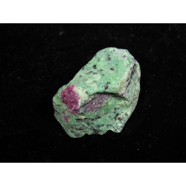 ルビーインゾイサイトRuby in ZoisiteLOC. Mundarara mine Longido Tanzaiaサイズ：約5.8×3.6×3.8cm緑色のゾイサイトの中にルビーが含まれている鉱物です。ルビー（コランダム）にブラックラ...