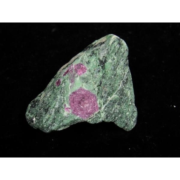ルビーインゾイサイトRuby in ZoisiteLOC. Mundarara mine Longido Tanzaiaサイズ：約7.5×5.3×3.0cm緑色のゾイサイトの中にルビーが含まれている鉱物です。ルビー（コランダム）にブラックラ...
