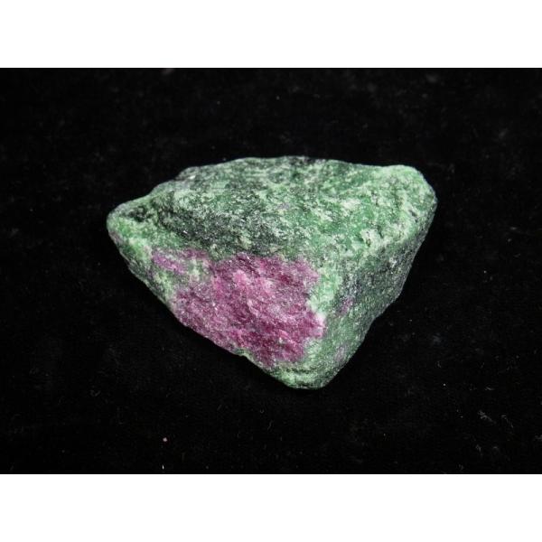 ルビーインゾイサイトRuby in ZoisiteLOC. Mundarara mine Longido Tanzaiaサイズ：約6.0×5.5×2.7cm緑色のゾイサイトの中にルビーが含まれている鉱物です。ルビー（コランダム）にブラックラ...
