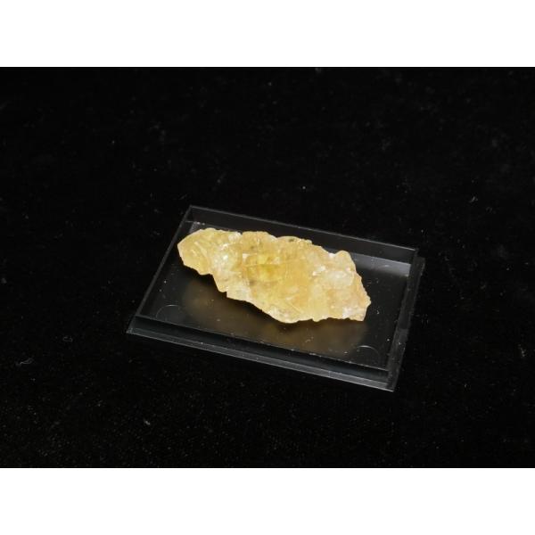 イエローフローライトYellow FluoriteLOC. Moscona Mine Corvera de Asturias Spainサイズ：約4.4×2.3×1.7cm蛍石の中でも珍しい黄色の蛍石です。透明感の高い美しい結晶です。※石の...