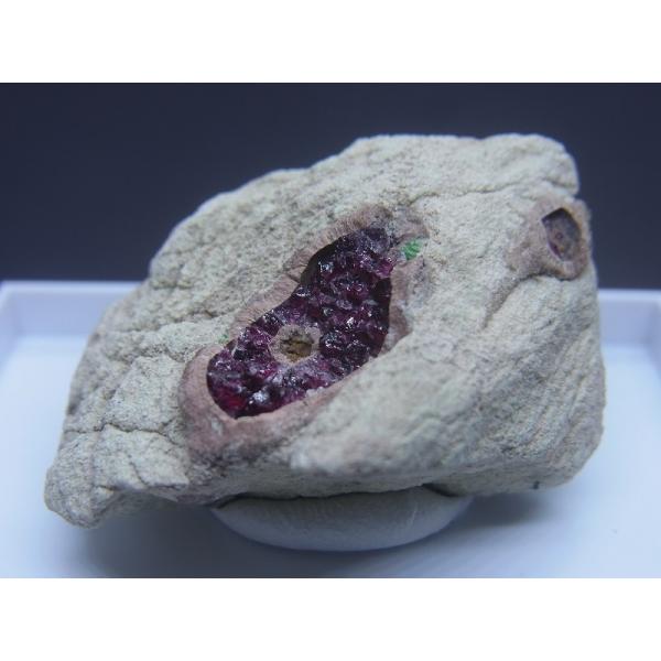 クロム透輝石中の苦礬柘榴石（パイロープガーネット）Pyrope GarnetLOC. Wanzenau Gars am Kamp Horn District Austriaサイズ：約3.5×2.8×1.9ｃｍ緑色の部分はクロムダイオプサイド...