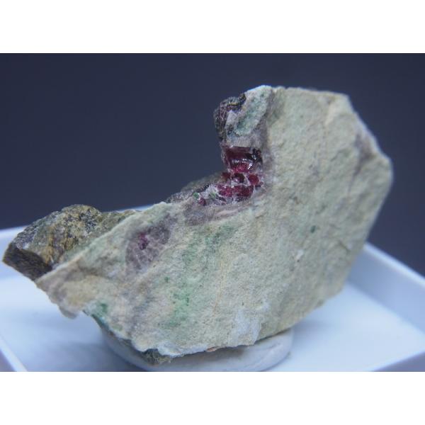 クロム透輝石中の苦礬柘榴石（パイロープガーネット）Pyrope GarnetLOC. Wanzenau Gars am Kamp Horn District Austriaサイズ：約3.2×0.8×2.0ｃｍ緑色の部分はクロムダイオプサイド...