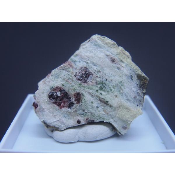 クロム透輝石中の苦礬柘榴石（パイロープガーネット）Pyrope GarnetLOC. Wanzenau Gars am Kamp Horn District Austriaサイズ：約2.6×1.2×2.5ｃｍ緑色の部分はクロムダイオプサイド...