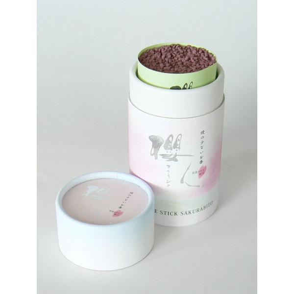丸叶むらた謹製　　「櫻人（さくらびと）」桜の香りのお線香です。筒型なので、お線香差し無しでそのままお仏壇に置いて使うことができます。●筒型箱入り 　φ55mm×103mm　　　●香り　　　　　　桜の香りのお線香　　●容量　　　　　　約90g...