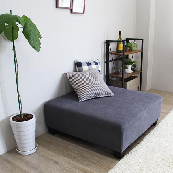 奥行がありゆったり座れるスツールです。