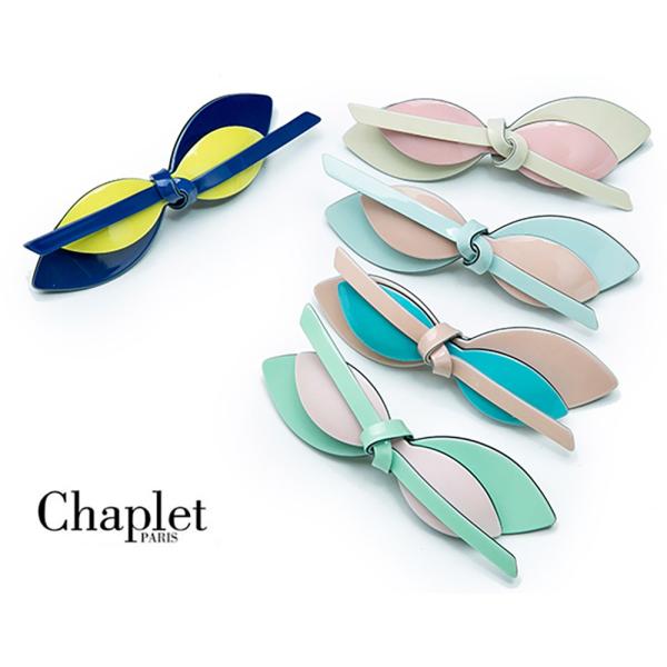 少し変わったデザインのリボンバレッタです。ツートーンカラーになっていてる大きいリボンと小さいリボンの組み合わせがとってもかわいい。エナメル素材で光沢感のある上品なChaplet Parisを。B*Charme商品をご覧いただきありがとうござ...